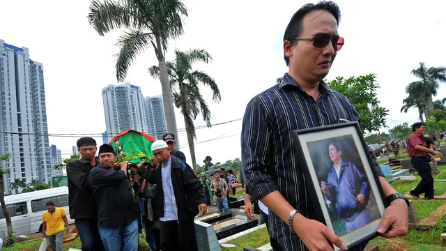 Tangis Haru Warnai Pemakaman Haryanto Taslam - News Liputan6.com