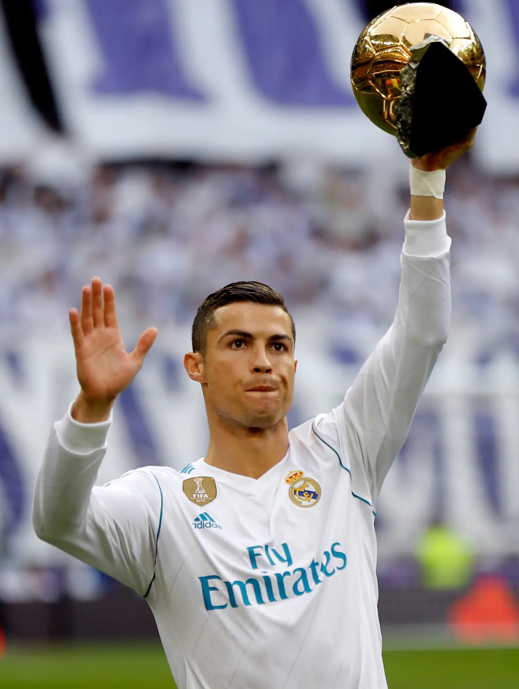 PHOTO: Aksi Narsis Cristiano Ronaldo Pamer Trofi Ballon d'Or di ...