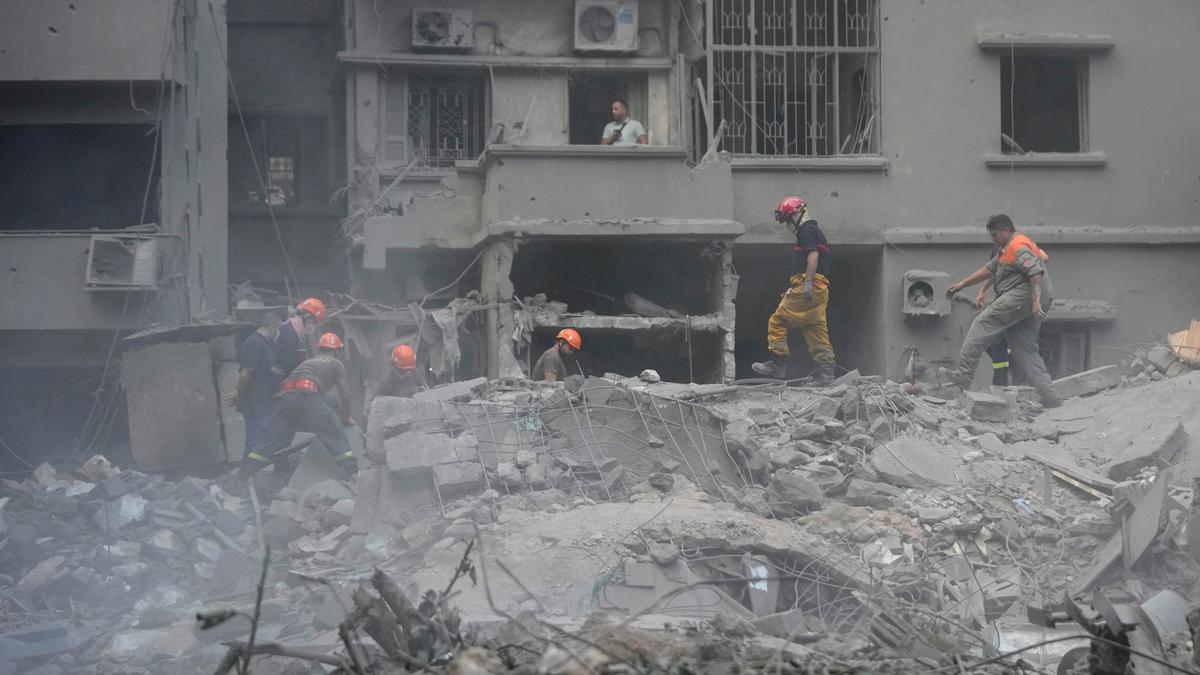 Pasca-Serangan Udara Israel, Tim Penyelamat Terus Cari Korban Diantara ...
