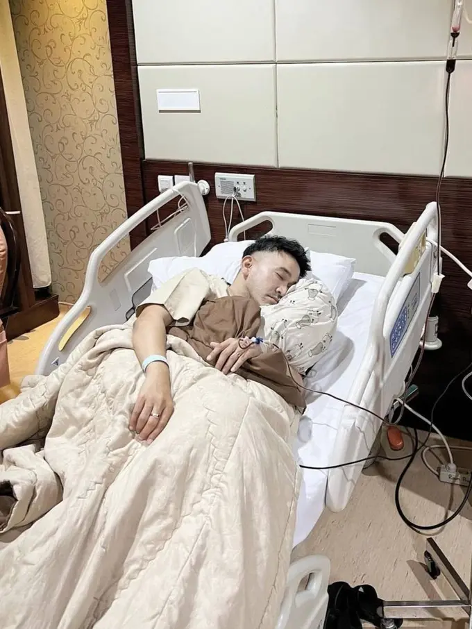 Unggah Foto Dipasangi Selang Infus, Ruben Onsu Terbaring Lemah di Ranjang Rumah Sakit ...