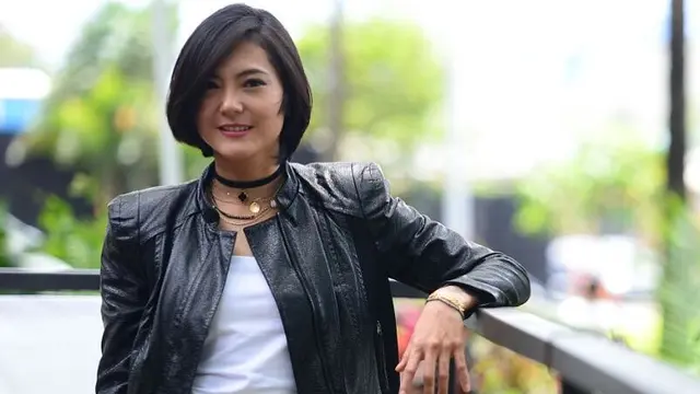 Biasa Tampil Tomboi, Ini 6 Potret Poppy Sovia Bergaya Feminin - Hot ...