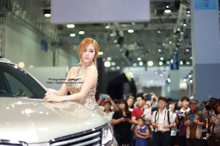 Pose Seksi Model Korea Di Bimos 2014 Galeri