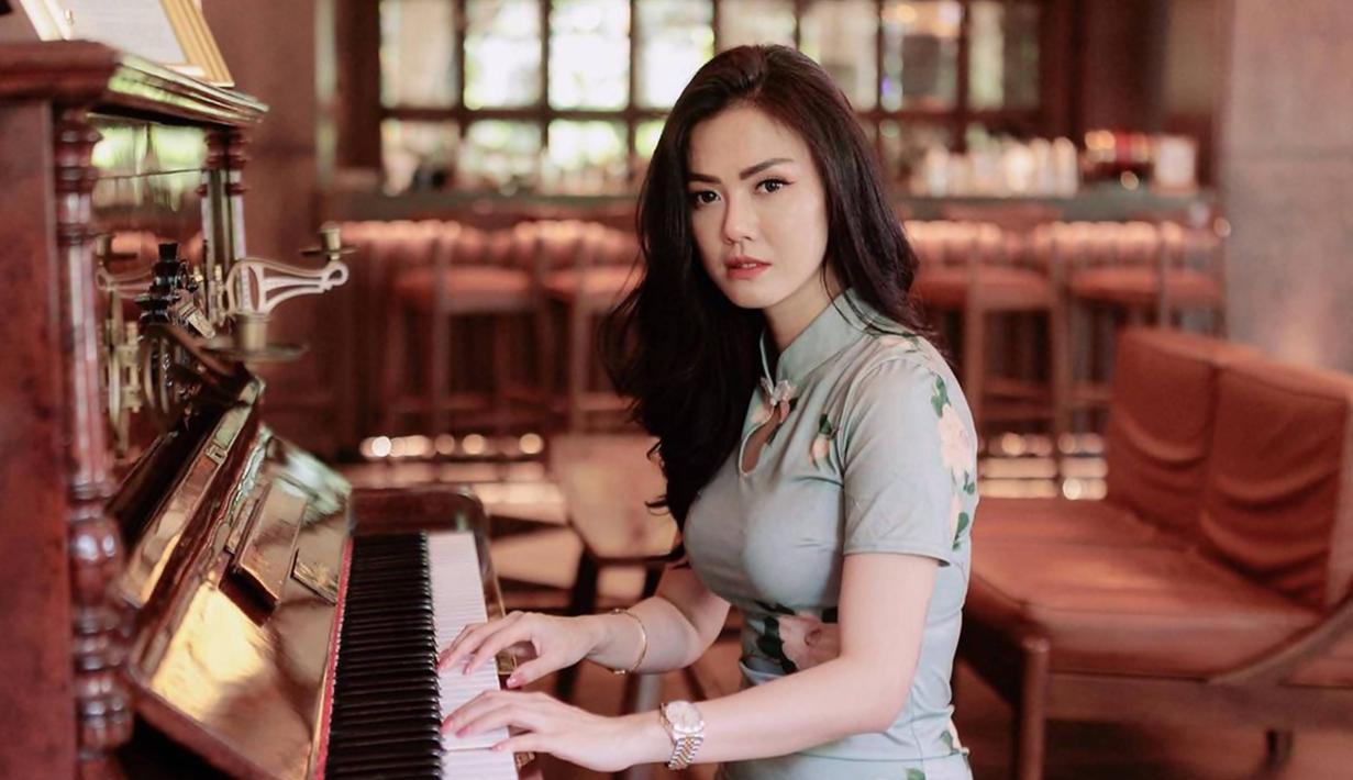 Jelang Hari Raya Imlek, Ini Potret Nita Gunawan dengan Cheongsam yang ...