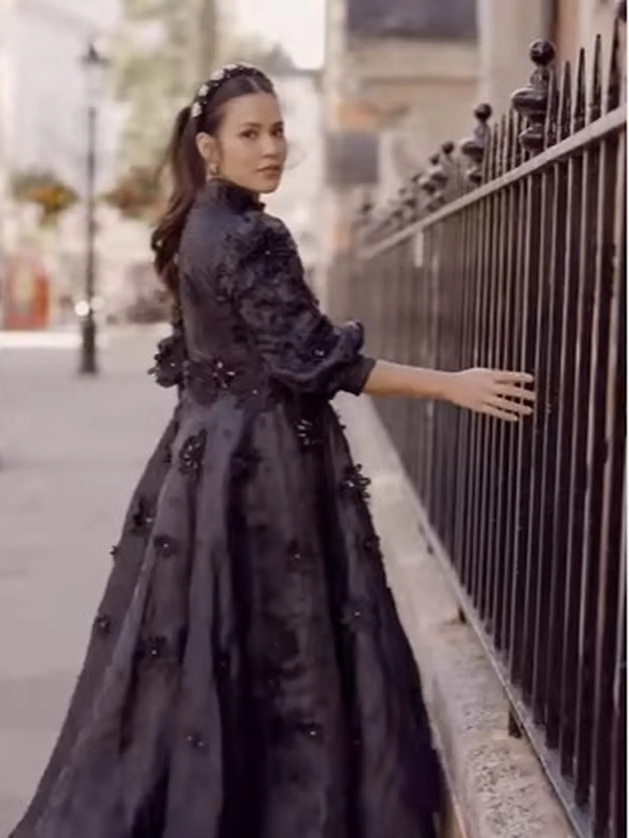 Ditantang Foto Pose Kayang, Raisa Tetap Cantik Menawan