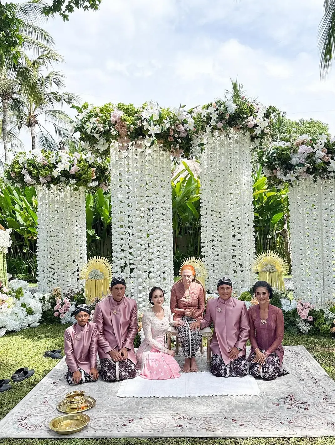 Pesona Memikat Luna Maya dan Maxime Bouttier di Prosesi Siraman, Sarat Akan Adat Jawa - Photo ...