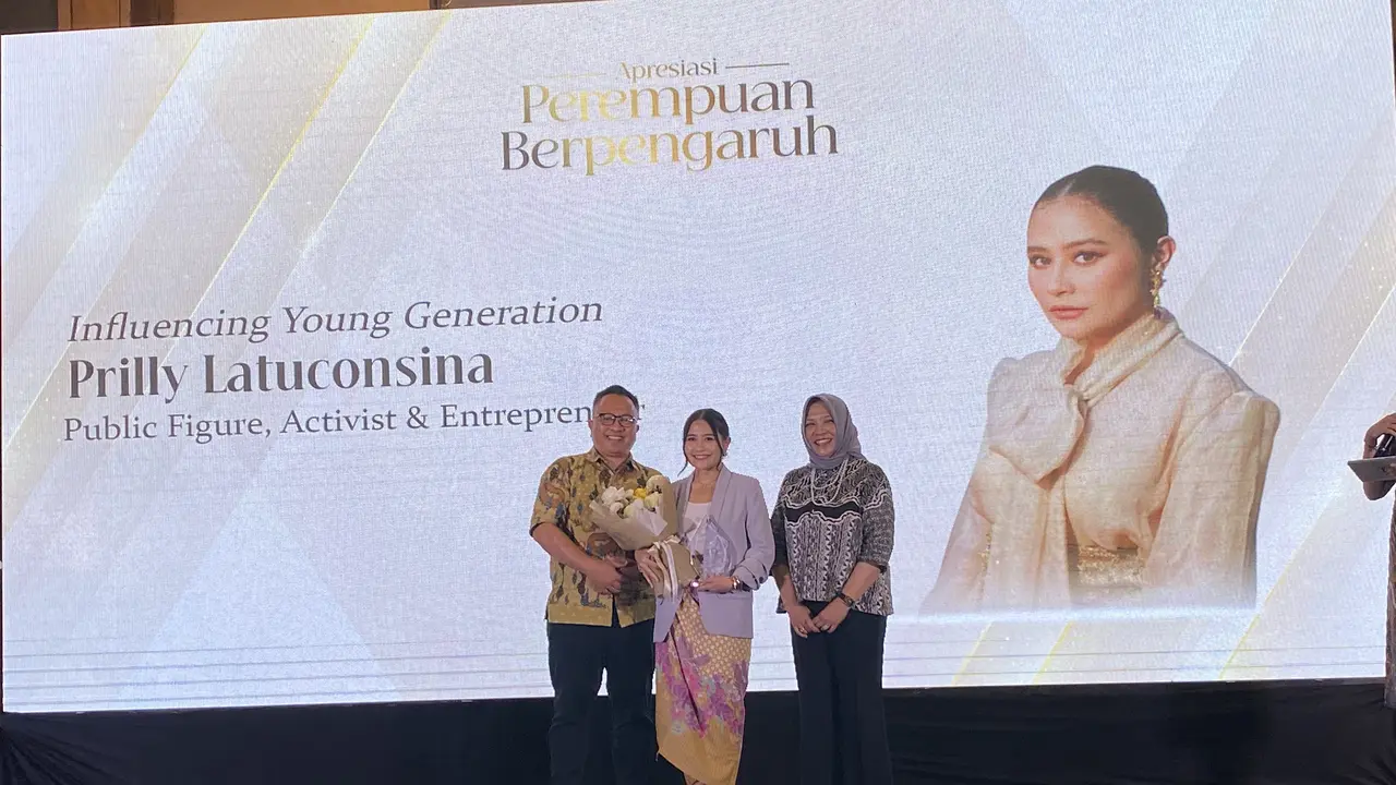 Prilly Latuconsina Berkebaya Modern dan Kain Batik di Karpet Merah ...