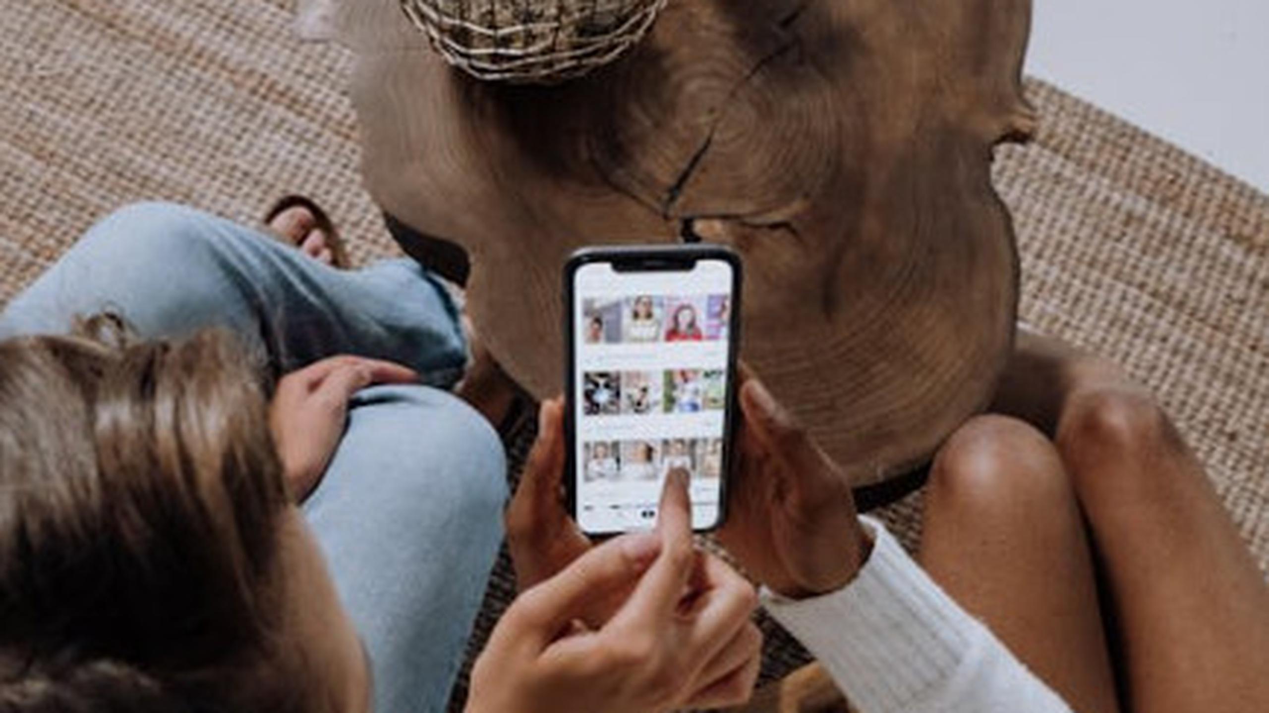 Arti Oversharing: Pengertian, Penyebab, dan Cara Mengatasinya