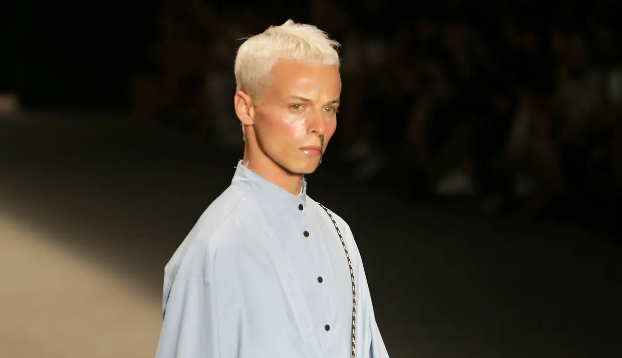 FOTO: Model Brasil Meninggal di Catwalk Sao Paulo Fashion Week - Foto ...