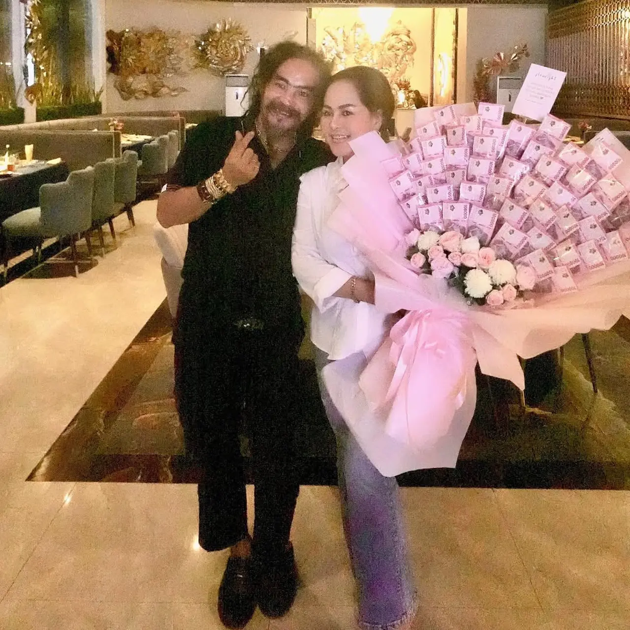 7 Potret Limbad Rayakan Ultah Istri, Kekompakan Dua Putrinya Curi Perhatian - Hot Liputan6.com