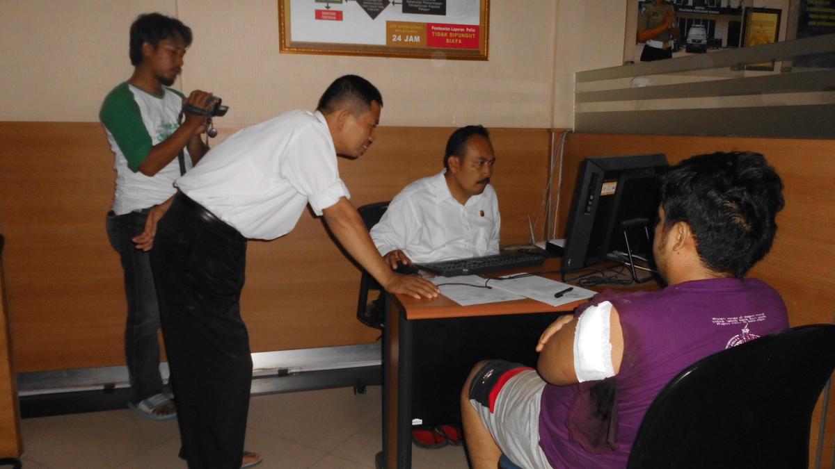 Bacok Nasabah, Perampok Gondol Uang Rp 100 Juta - News Liputan6.com