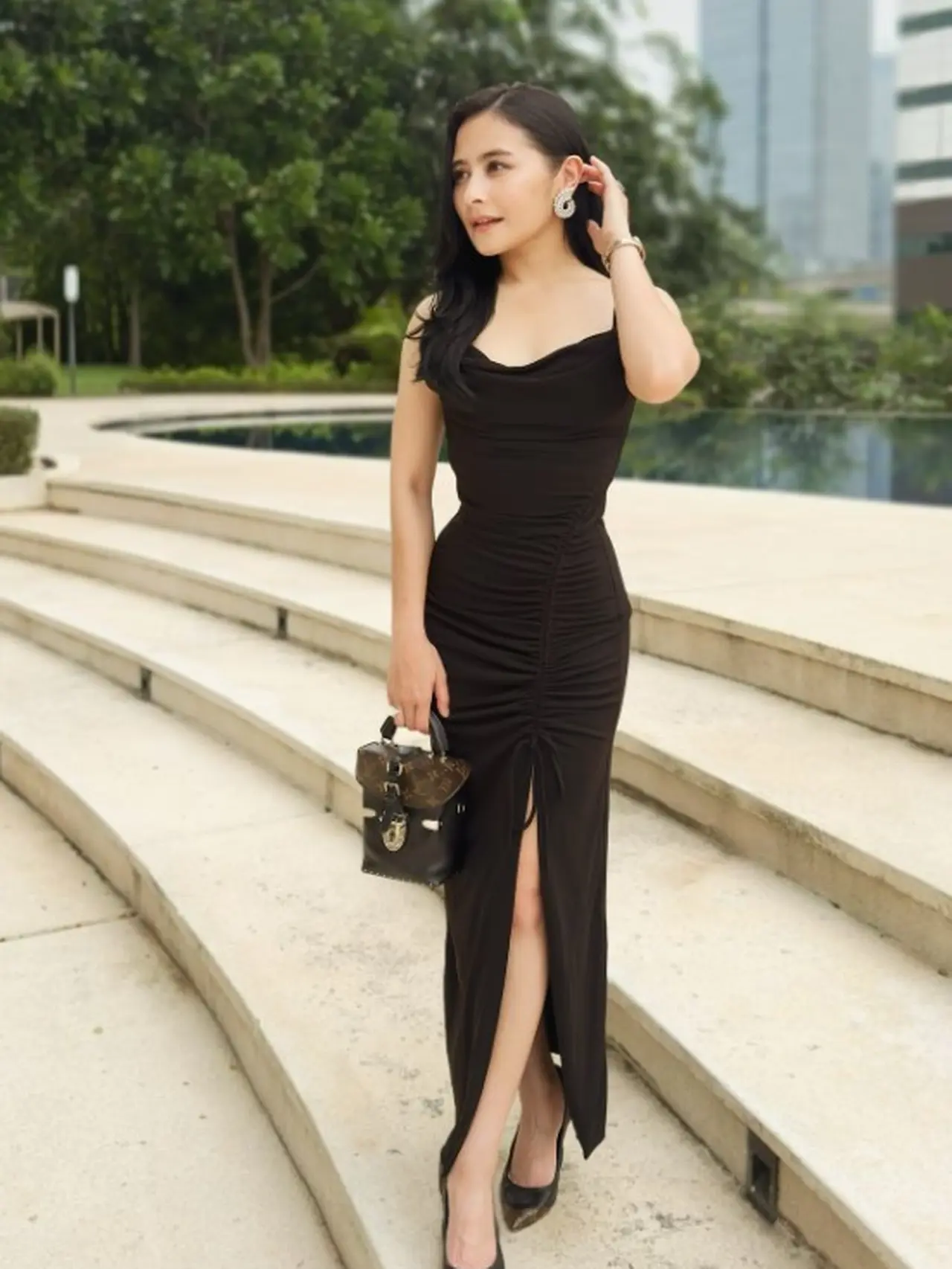 Potret Prilly Latuconsina dengan Busana Hitam, Inspirasi Tampil Jenjang ...