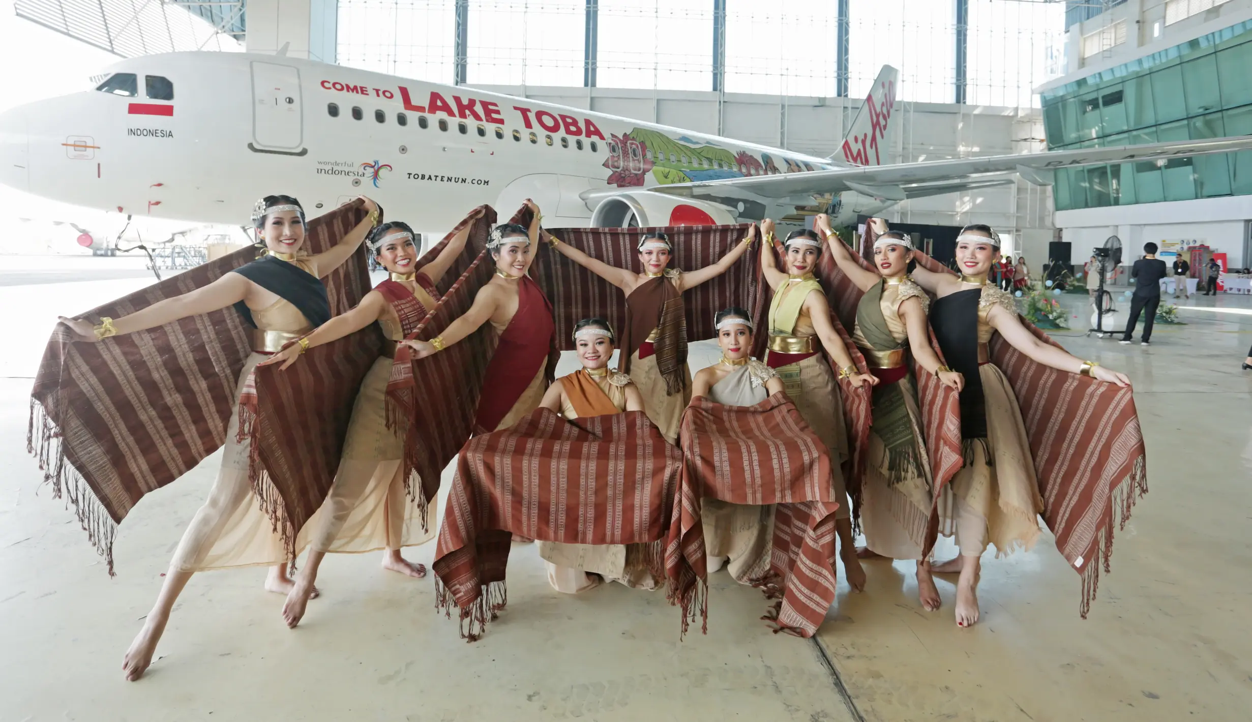 10 Potret Indahnya Danau Toba Hiasi Badan Pesawat AirAsia