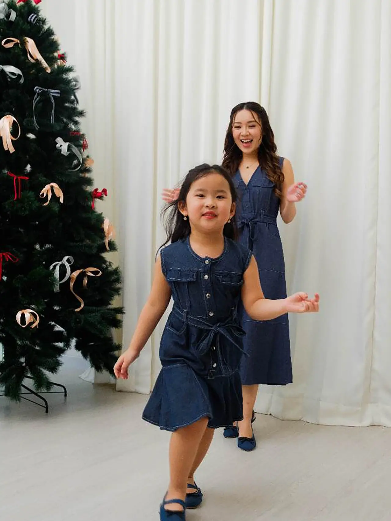 Tampil Serasi Dengan Si Kecil dengan Sepatu Kembaran Cocok untuk Libur ...