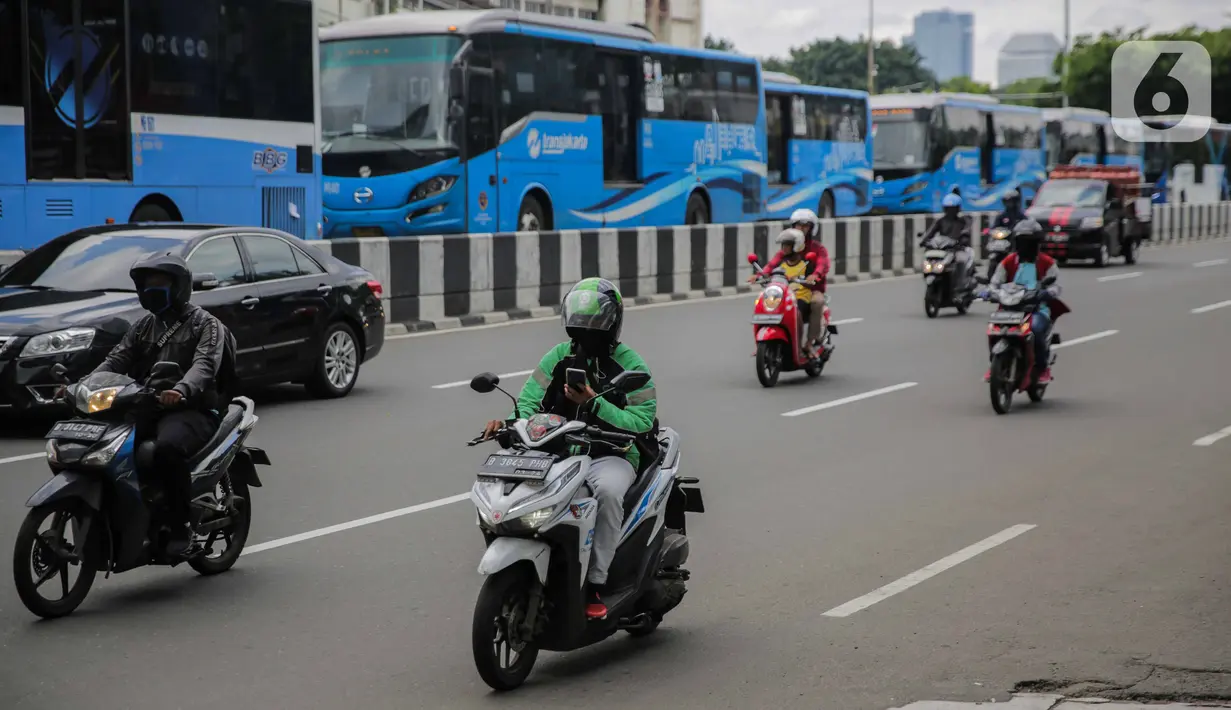 FOTO: Ojol Dilarang Angkut Penumpang Saat PSBB - Foto Liputan6.com