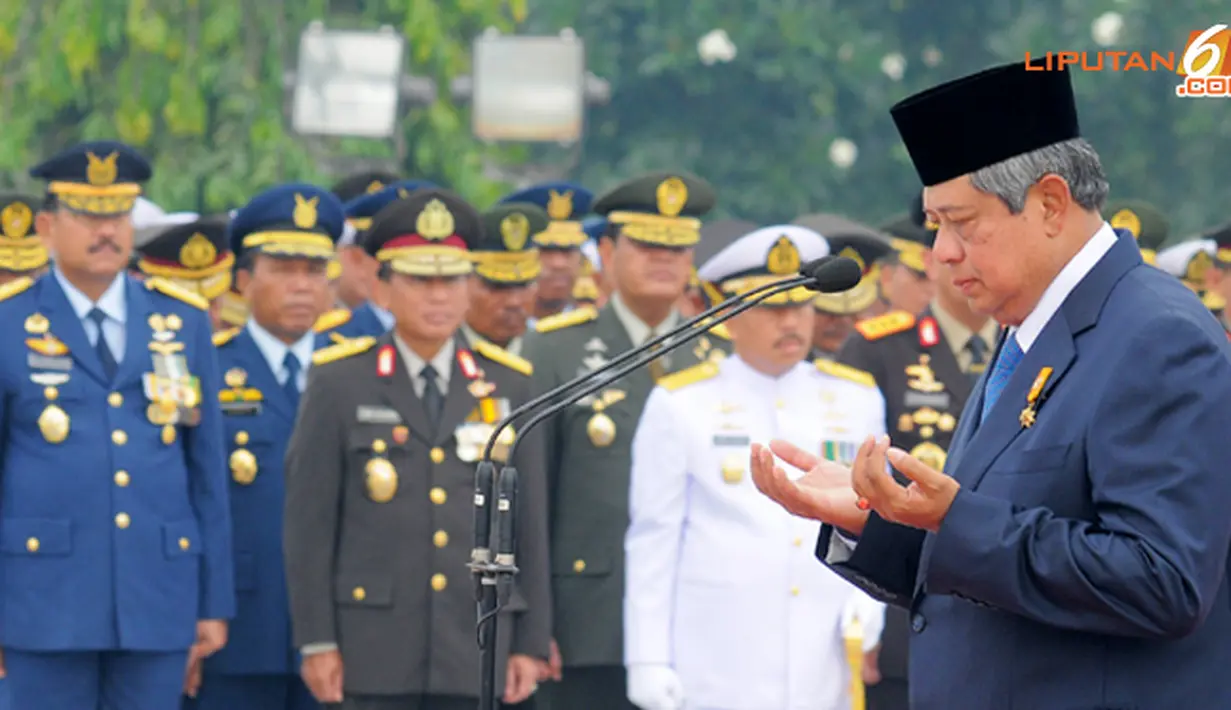 Usai Upacara Hari Pahlawan, Presiden SBY Tabur Bunga dan Salami Veteran ...