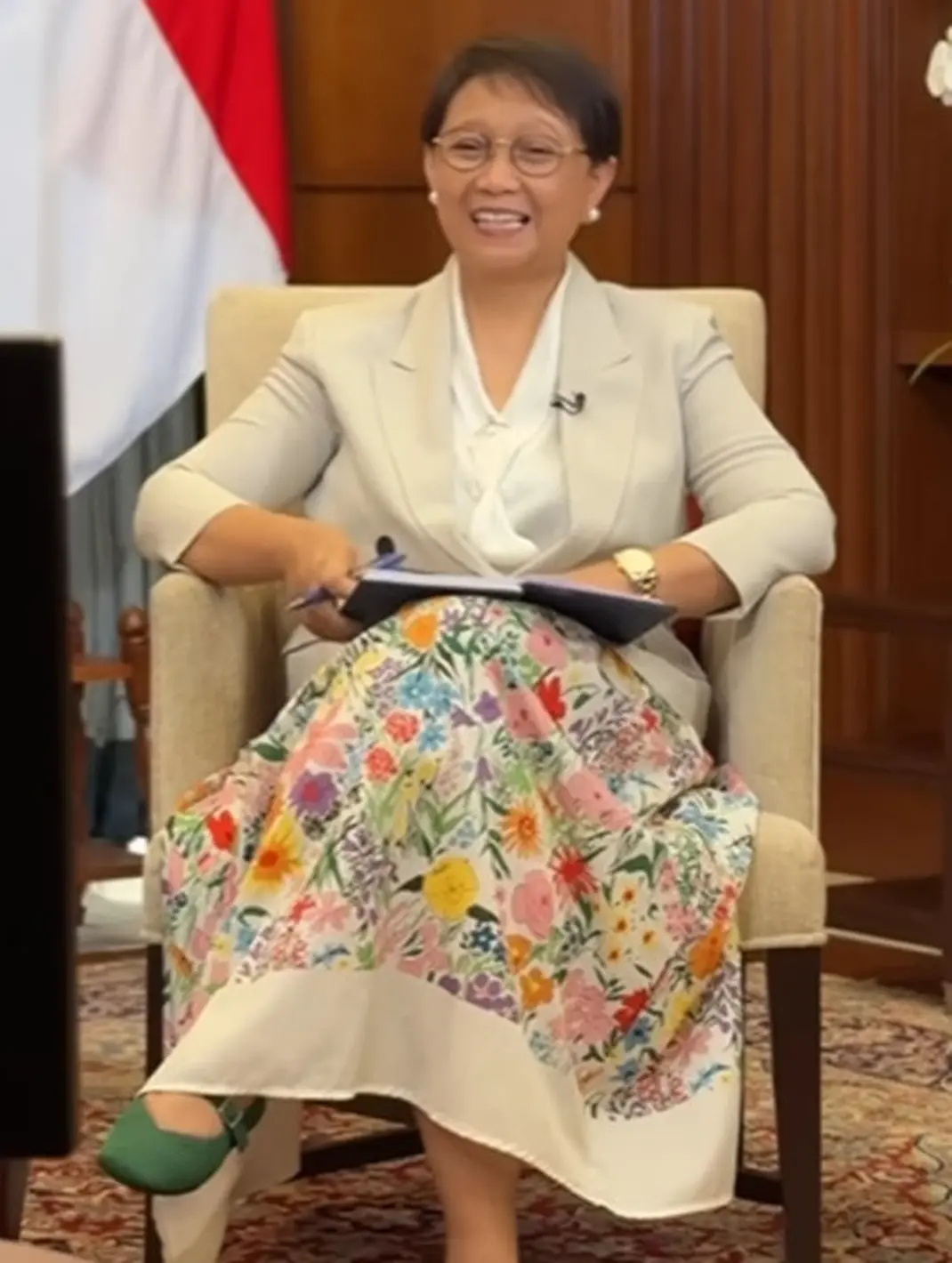 6 Potret OOTD Manis Menlu Retno Marsudi untuk ke Kantor, Pakai Blazer ...