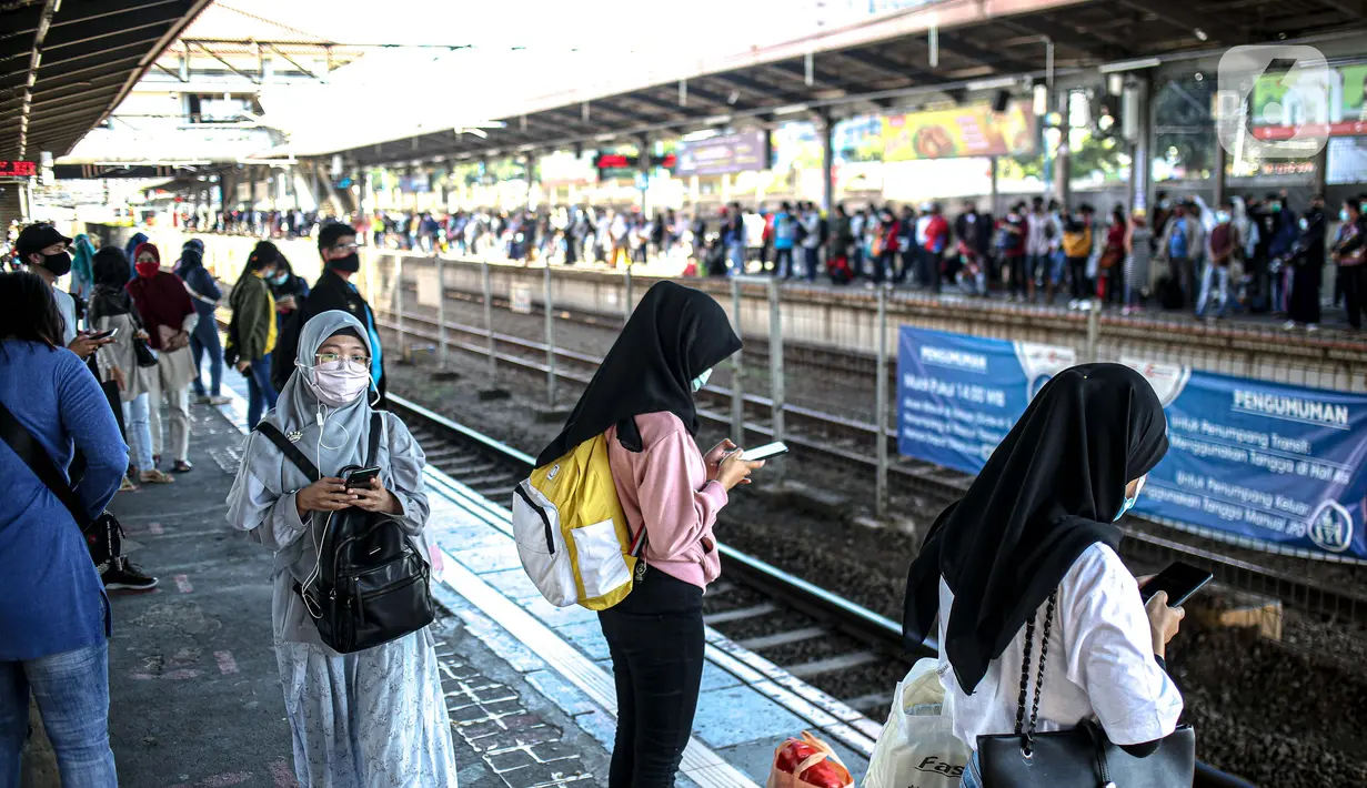 FOTO: PSBB Jakarta, Jam Operasional KRL Berubah - Foto Liputan6.com