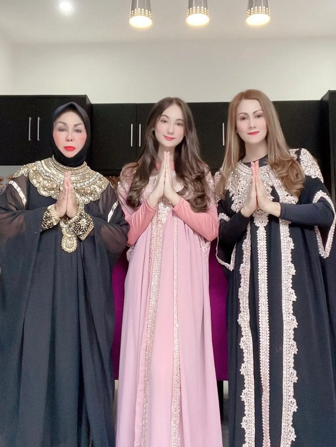 Seperti Adik Kakak, Ini 6 Potret Kebersamaan Laura Moane dan Sang Ibu - Photo Fimela.com