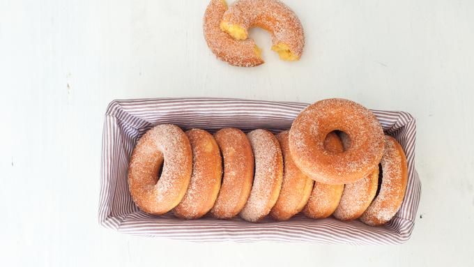 5 Resep Donat Empuk Pakai Ragi Instan dan Ulen Gampang - Food Fimela.com