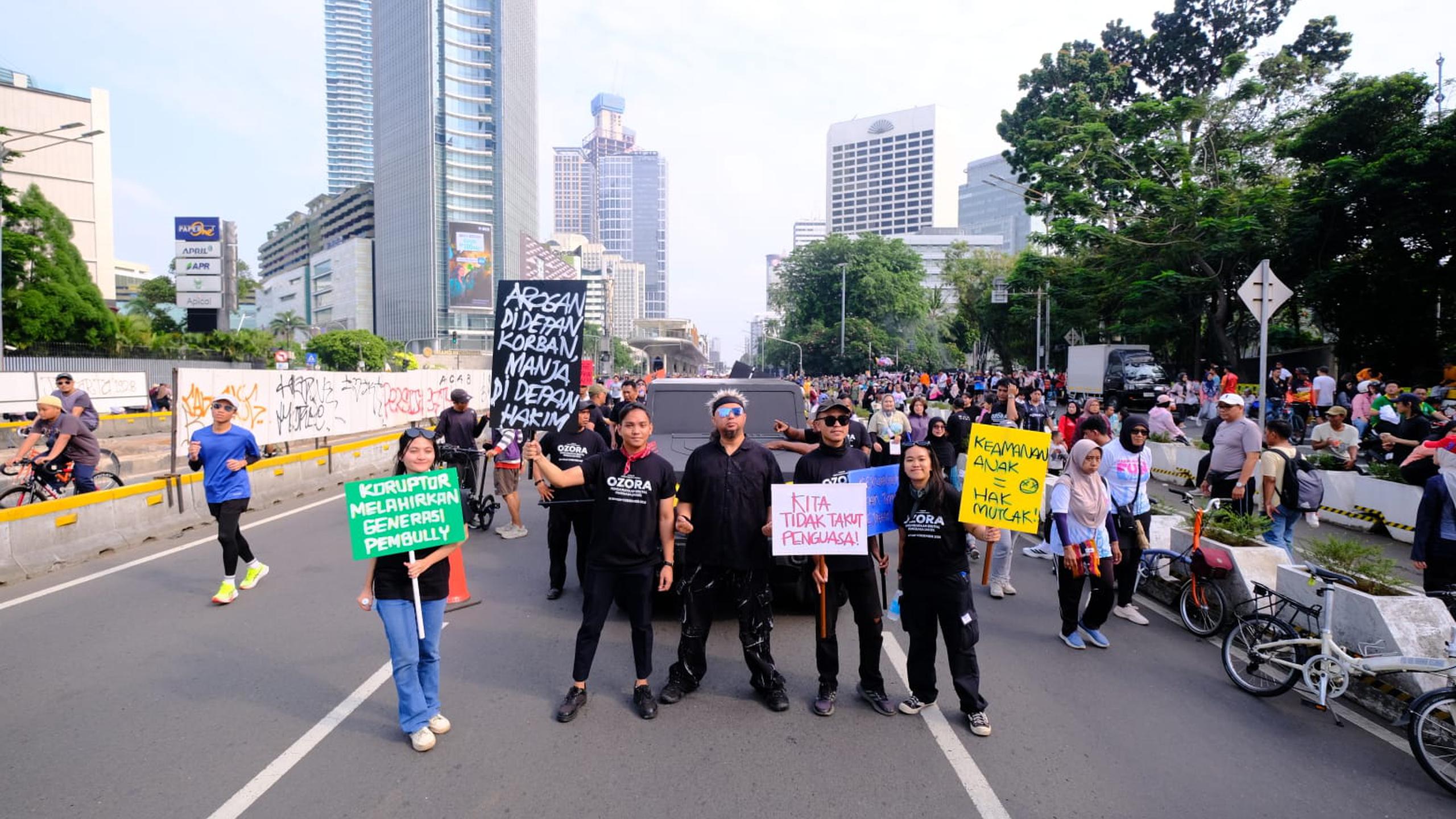 Sutradara Anggy Umbara Serukan Anti Bullying, Bawa Replika Rubicon di ...