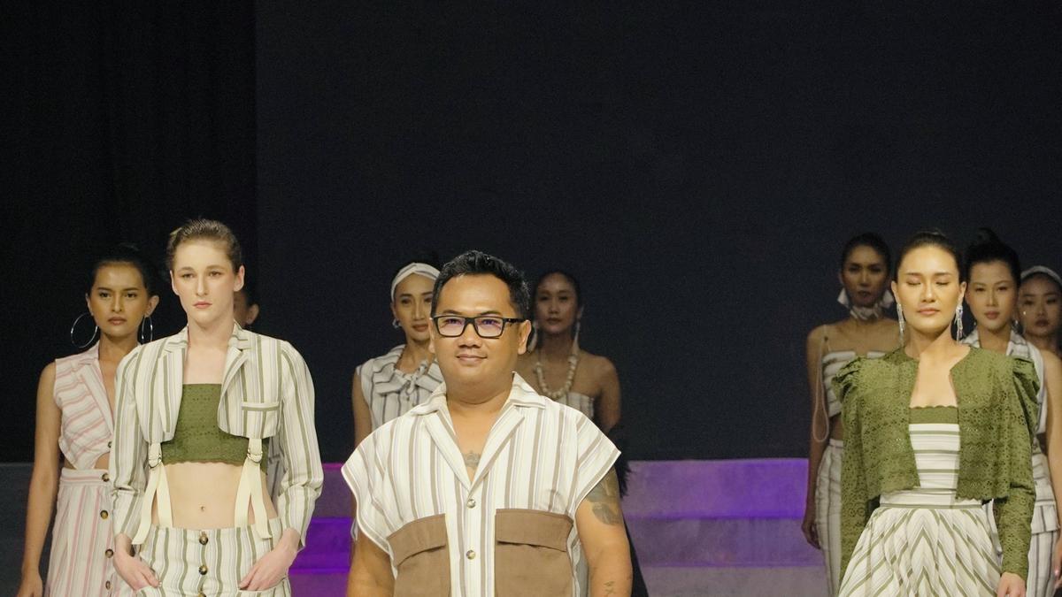 Berkibar di Panggung Surabaya Fashion Parade 2023, Farah Button ...
