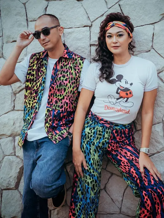 Potret Wingky Wiryawan dan Kenes Andari, Tampil Serasi dengan Gaya 80 ...