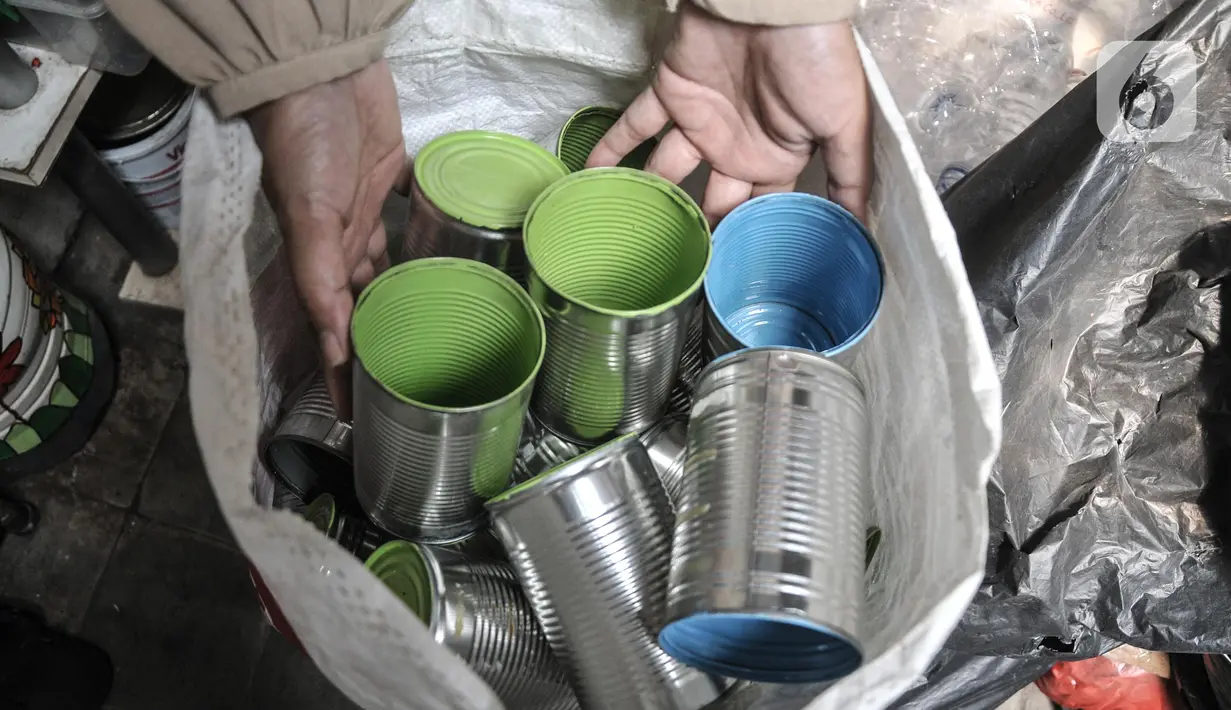 FOTO: Menjaga Lingkungan Melalui Kerajinan dari Kaleng Bekas - Foto ...