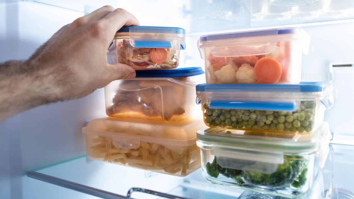 Bukan Sekadar Biar Rapi, Ini Cara Menata Kulkas Agar Makanan Lebih Awet