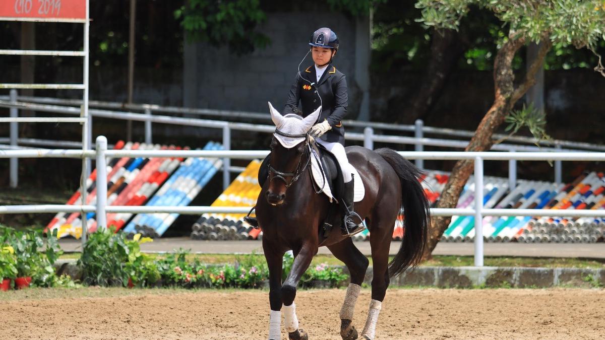 Claresta Amantha Kamsari Bawa First Lady Naik Podium Kejuaraan Berkuda ...