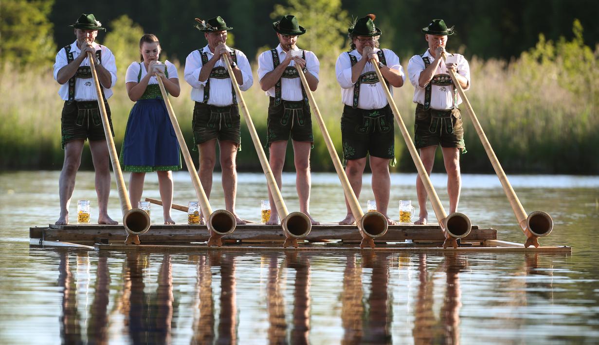 Melihat Penampilan Musikus Alphorn di atas Kapal Rakit - Foto Liputan6.com