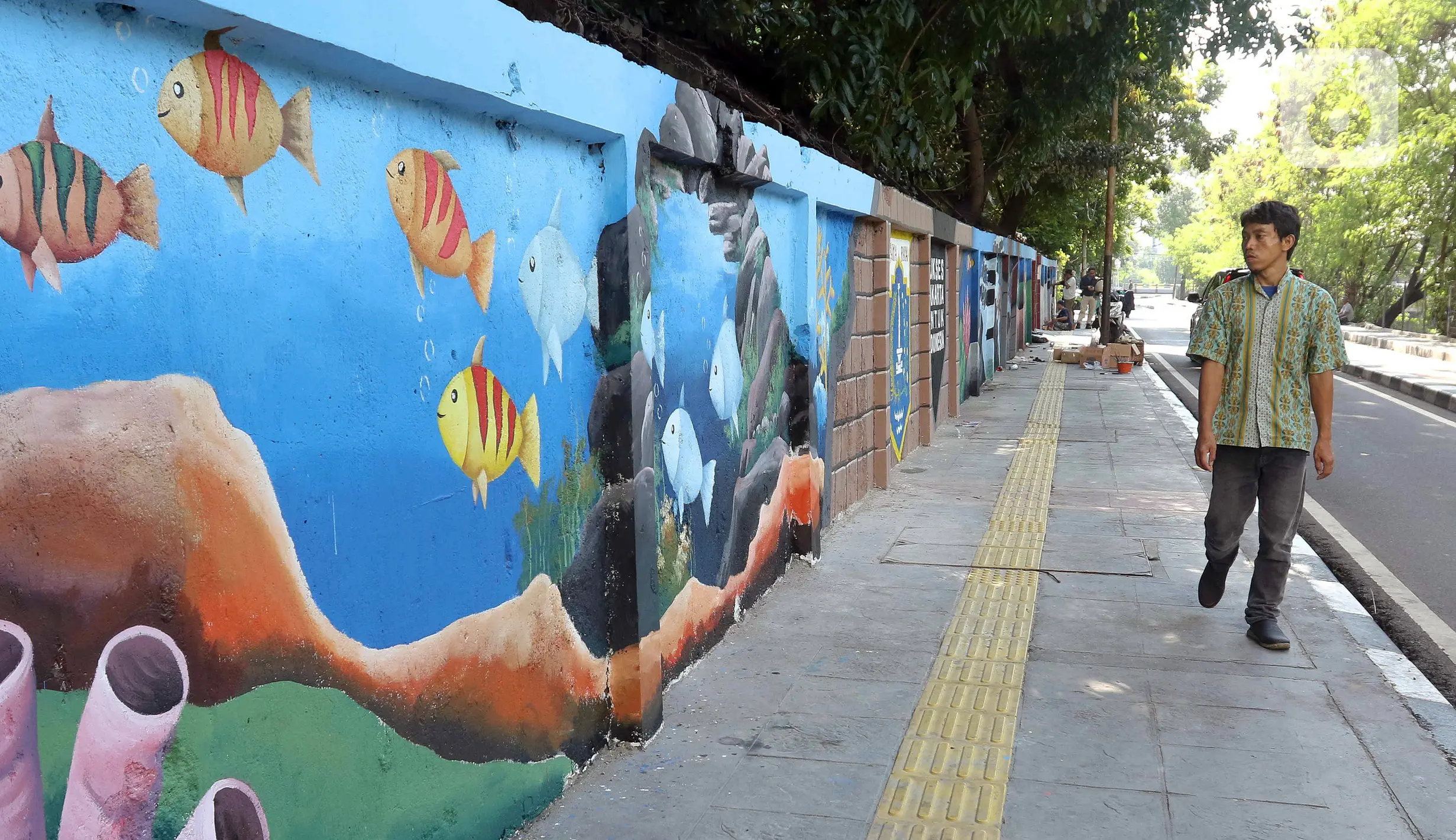 Ragam Mural Bertema Biota Laut Hiasi Dinding di Kawasan Cideng - Foto ...