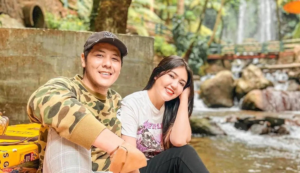 Potret Mesra Via Vallen dan Suami Liburan Ke Air Terjun di Karanganyar ...