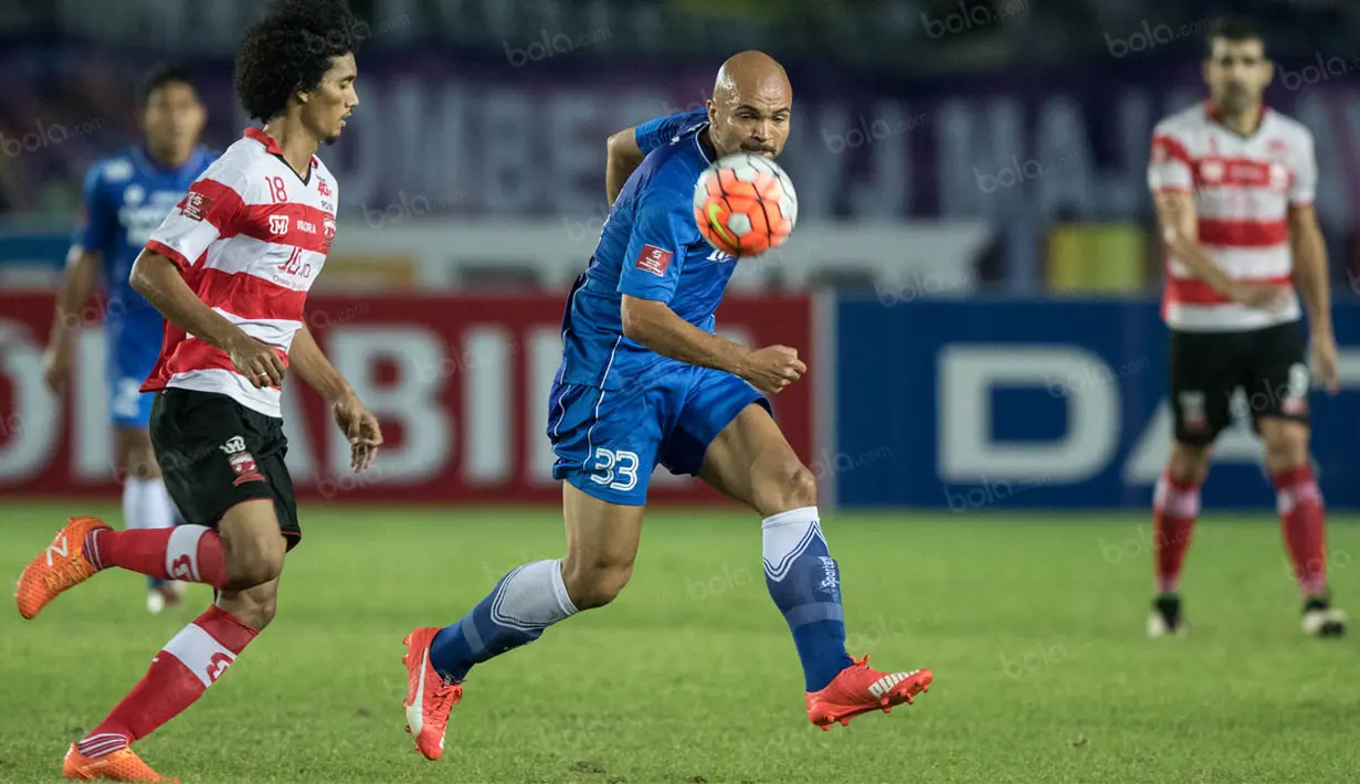 Momen Debut Sergio van Dijk bersama Persib Bandung - Foto Bola.com