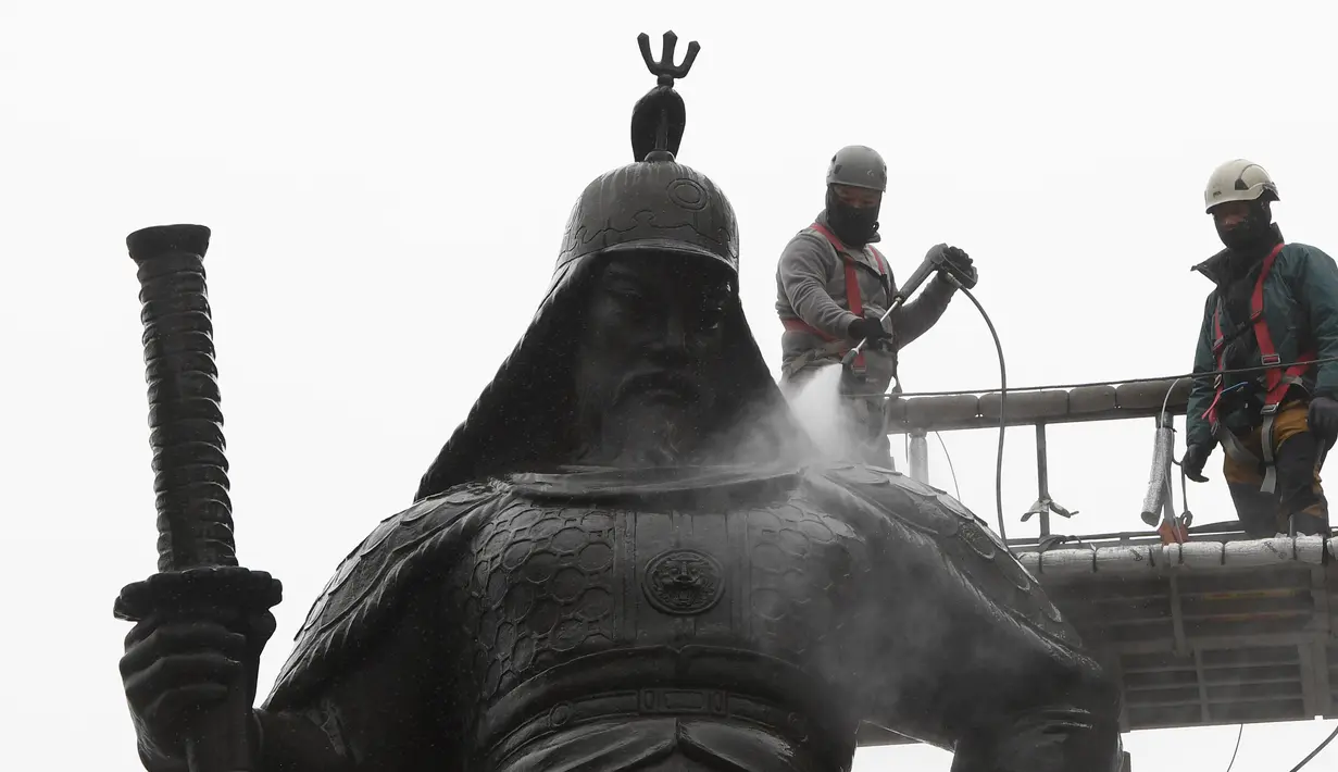 FOTO: Membersihkan Patung Raja Sejong dan Laksamana Yi di Seoul - Foto ...
