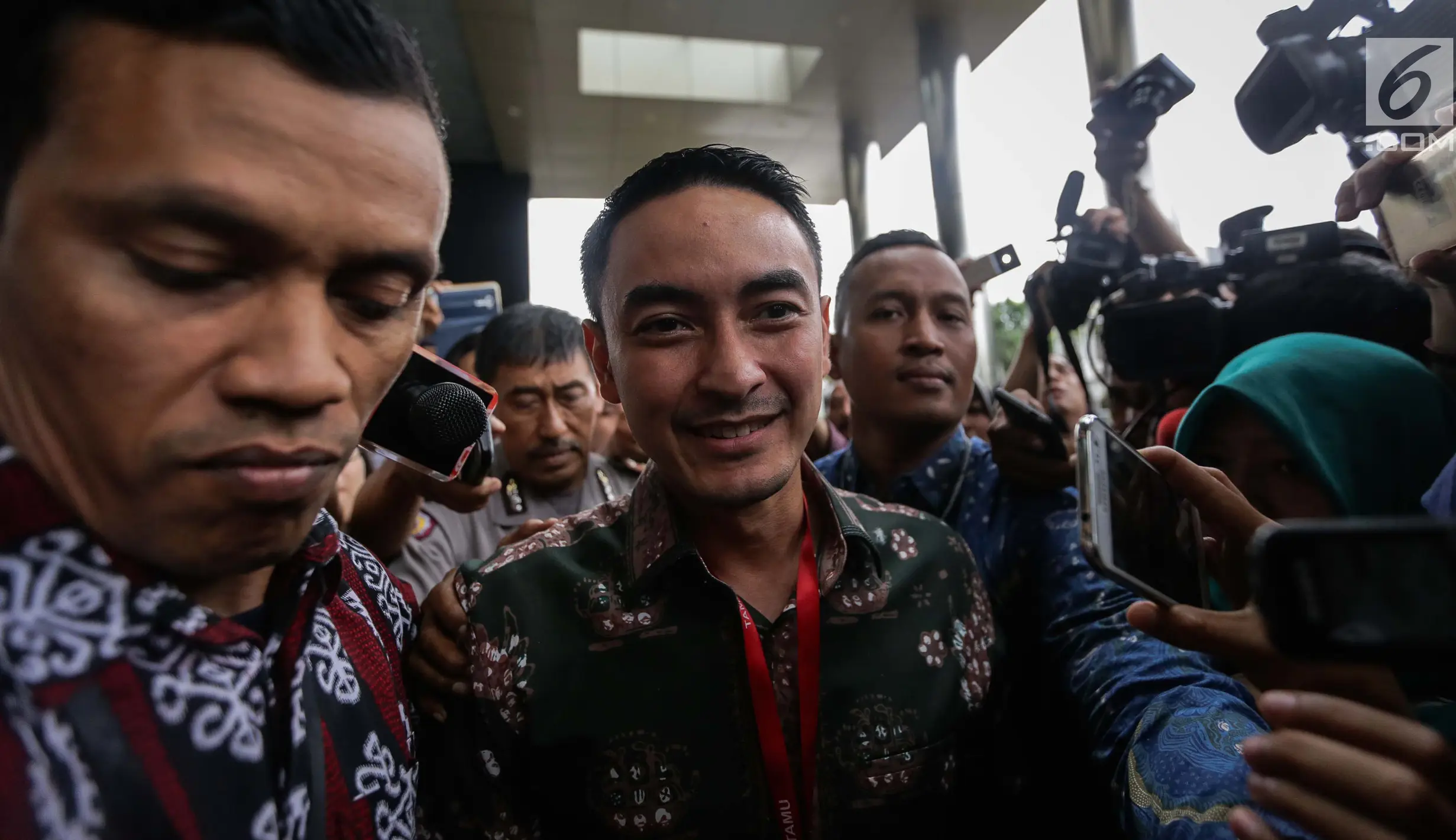 FOTO: Keluar dari Gedung KPK, Gubernur Zumi Zola Hanya Senyum - Foto Liputan6.com