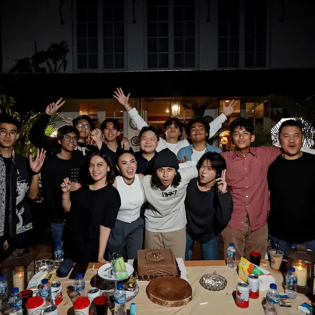 6 Potret Cavin Obrient Putra Yuni Shara Rayakan Ultah ke-21, Paras Ibu ...