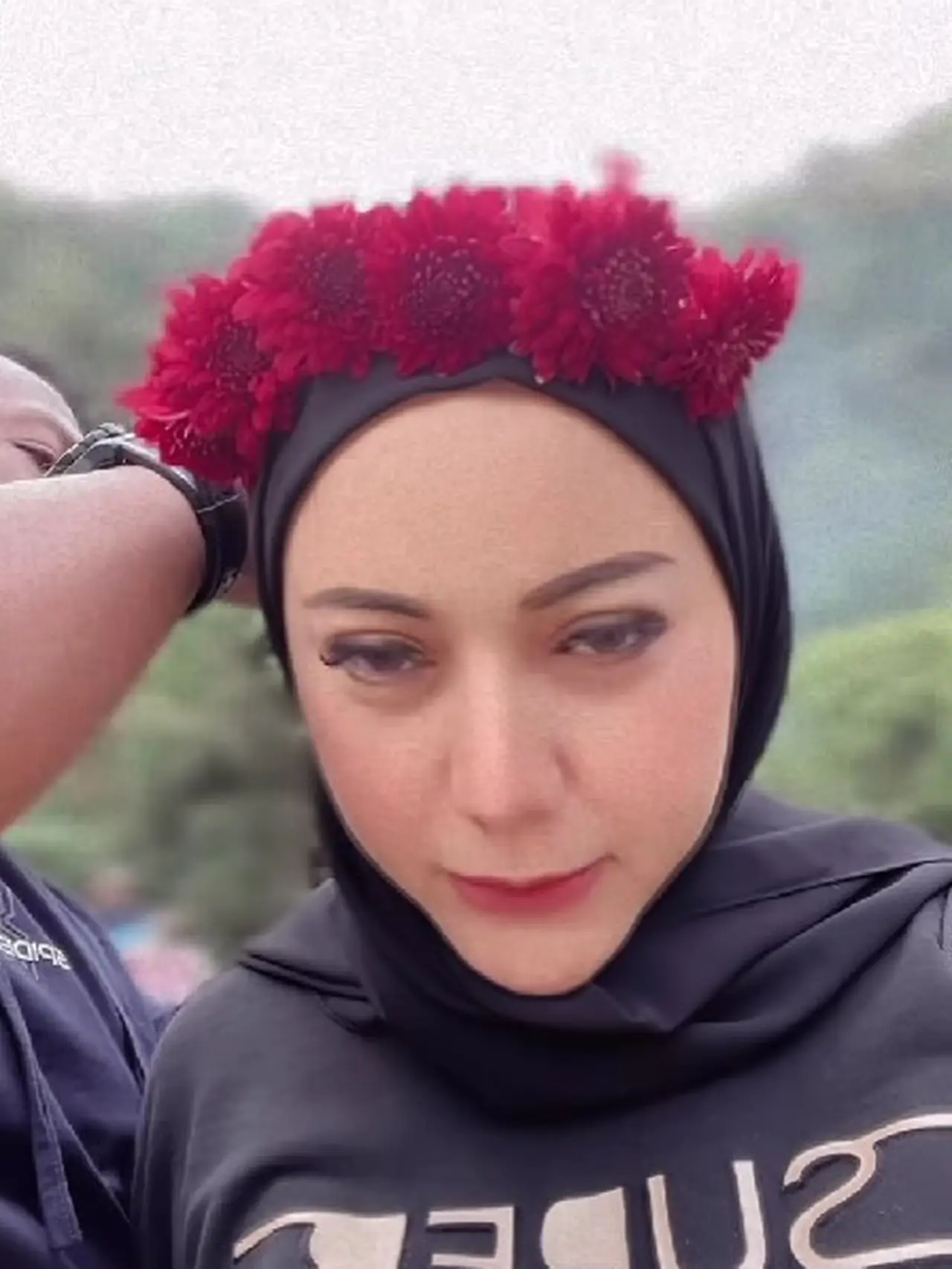 5 Potret Gaya Santai Liviana Cherlisa, Moderator Debat Cawapres Pemilu ...