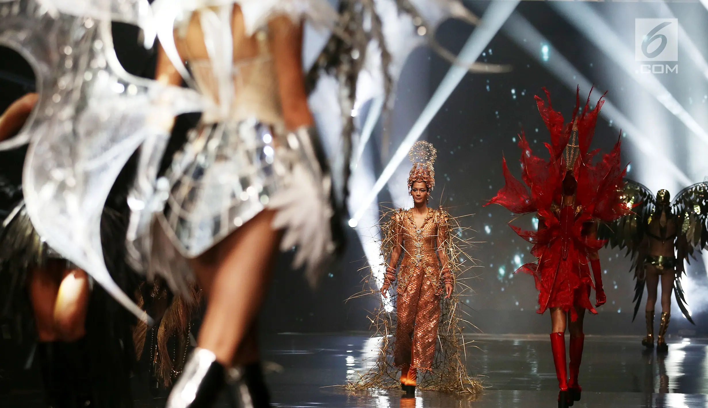 PHOTO: 47 Koleksi Keseimbangan ala Desainer Rinaldy Yunardi - Foto ...