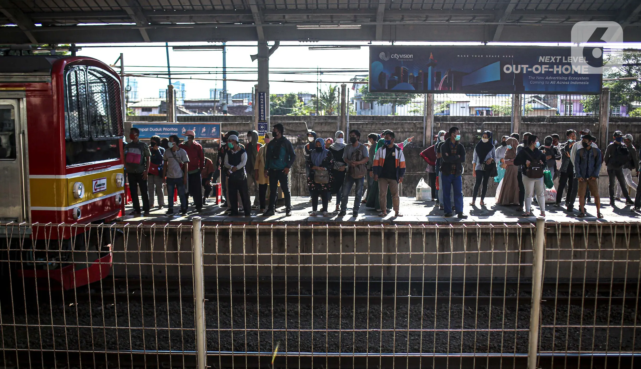 FOTO: PSBB Jakarta, Jam Operasional KRL Berubah - Foto Liputan6.com