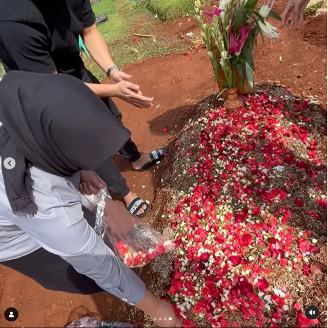 7 Hari Kepergian Istri, Ini 6 Momen Rio Alief Ziarah ke Makam Clerence ...