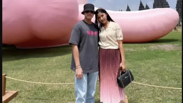 Erina Gudono Bagikan Foto Kaesang Pangarep Nyeker Kehilangan Sandal Sepulang Tarawih Pertama di ...