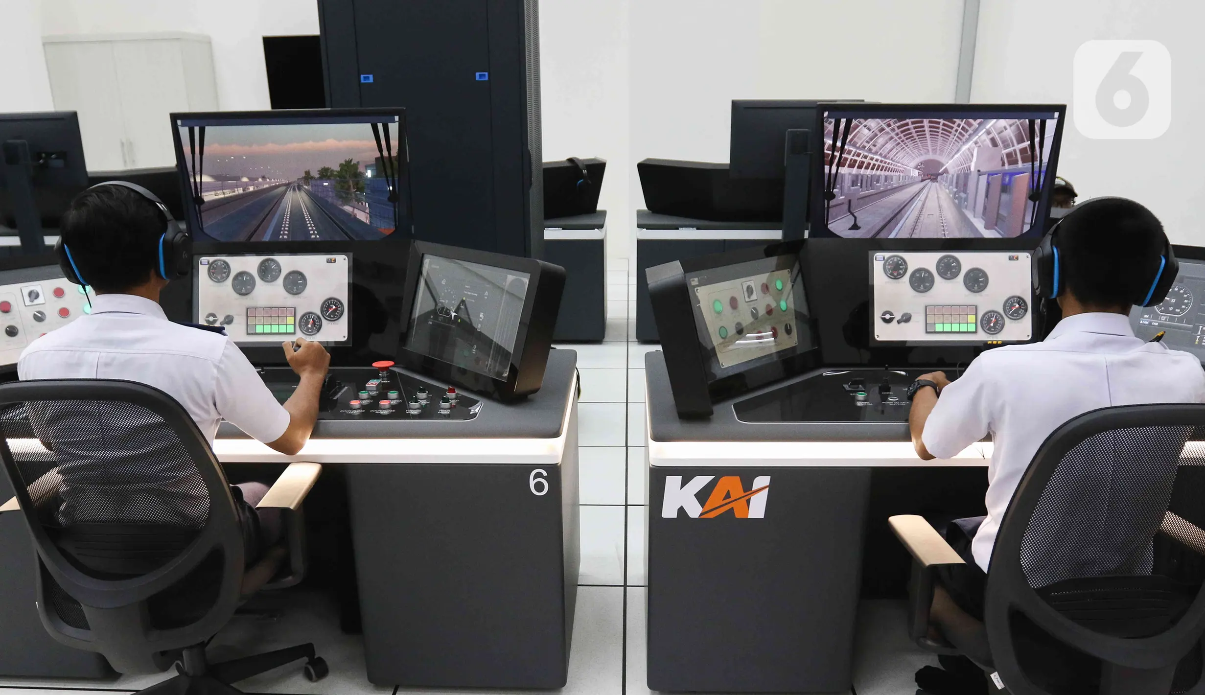Melihat Ruang Latih Pengendali Kereta LRT Jabodebek - Foto Liputan6.com