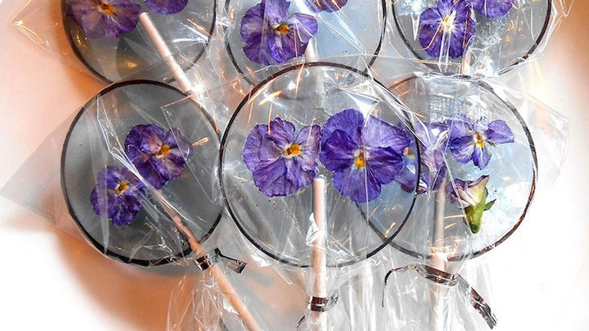 Unik, Permen Lolipop Ini Berisi Bunga yang Diawetkan - Lifestyle ...