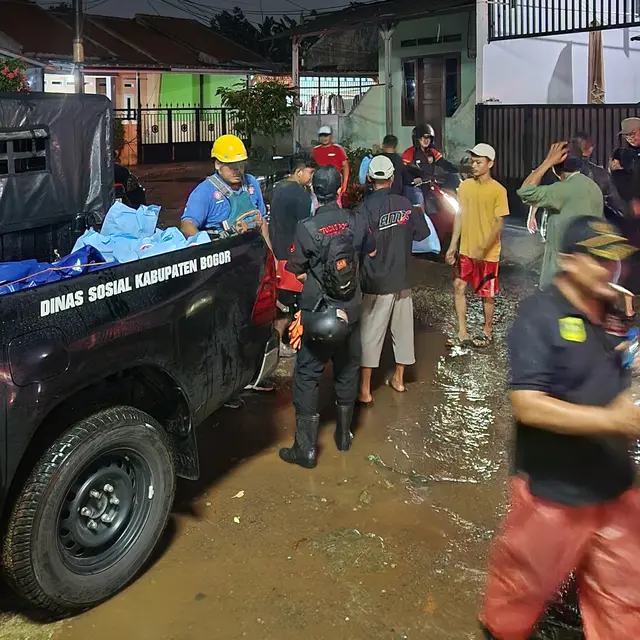 Bantu Korban Banjir Bogor, Kemensos Salurkan Bansos Senilai Rp227 Juta - News Liputan6.com