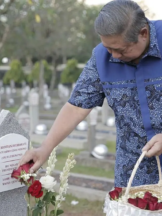 Momen Haru Saat SBY Menabur Bunga Kesukaan Ani Yudhoyono - Lifestyle ...