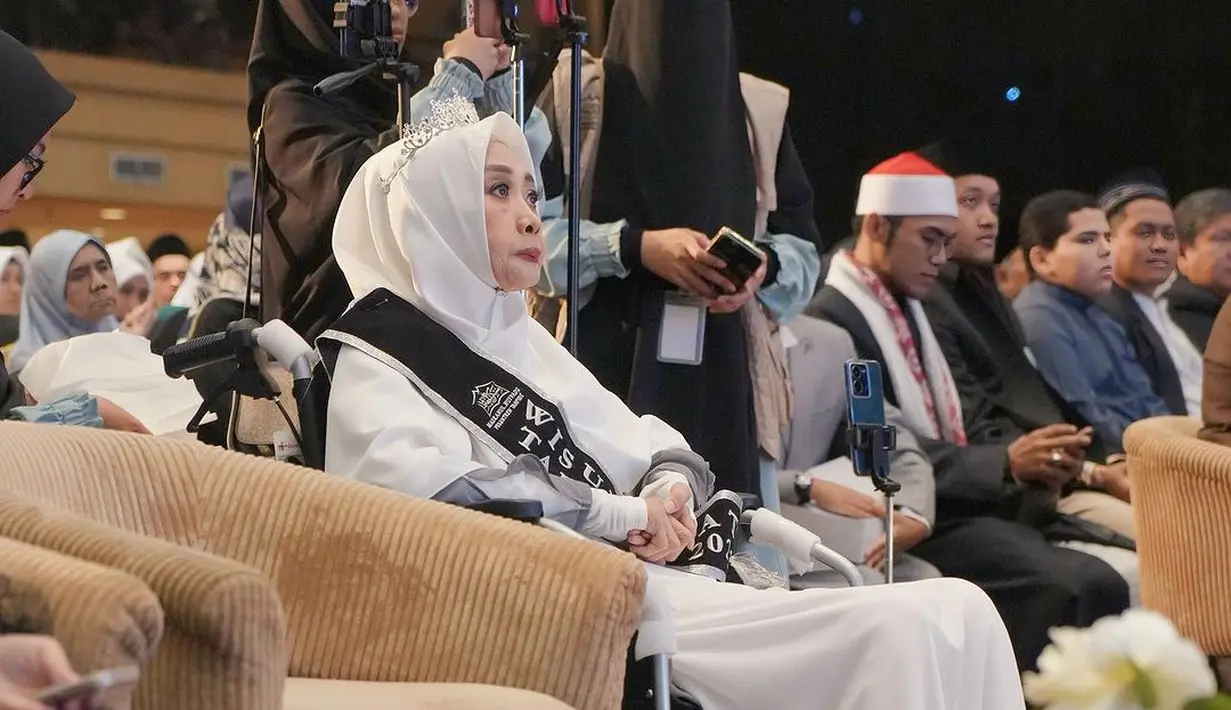 Potret Yunifah Lismawati Ibu Oki Setiana Dewi Jadi Wisudawati Tertua, Pakai Mahkota Duduk di ...