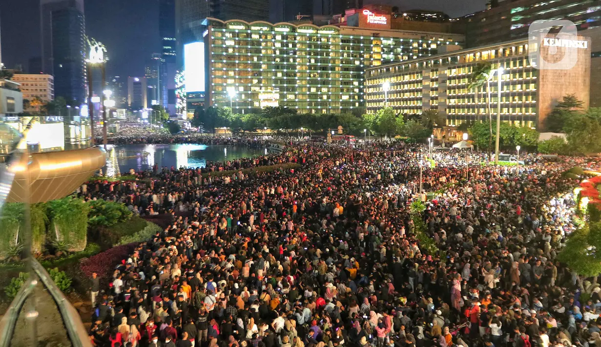 Rayakan Tahun Baru, Ribuan Warga Tumpah Ruah Padati Kawasan Bundaran HI - Foto Liputan6.com