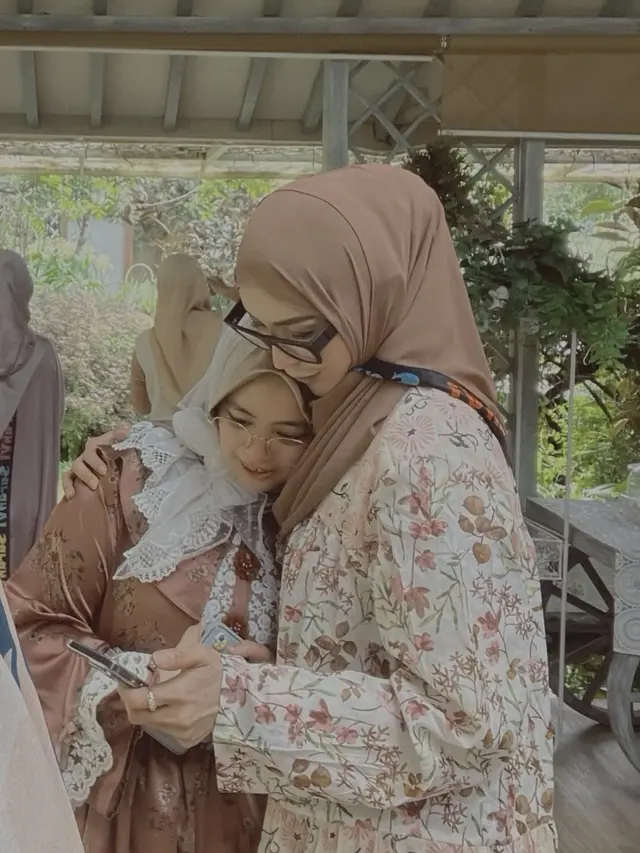 7 Potret Sarah Vi ‘Pesantren & Rock n' Roll’ dan Putrinya, Bak Pinang Dibelah Dua - Hot Liputan6.com