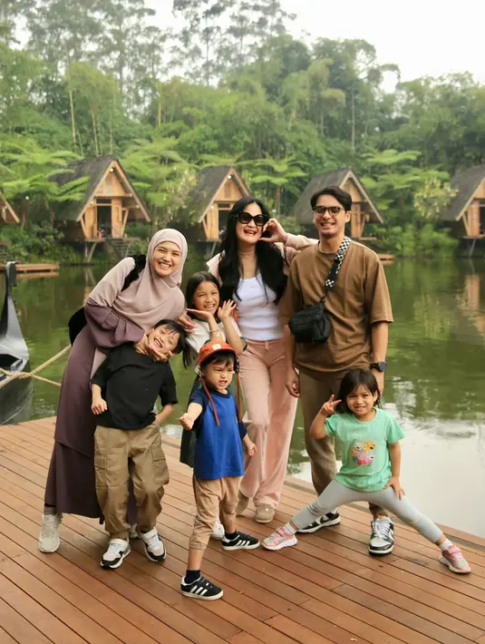 Potret Liburan Donna Harun ke Lembang, Seru Bareng Anak dan Cucu - Foto ...
