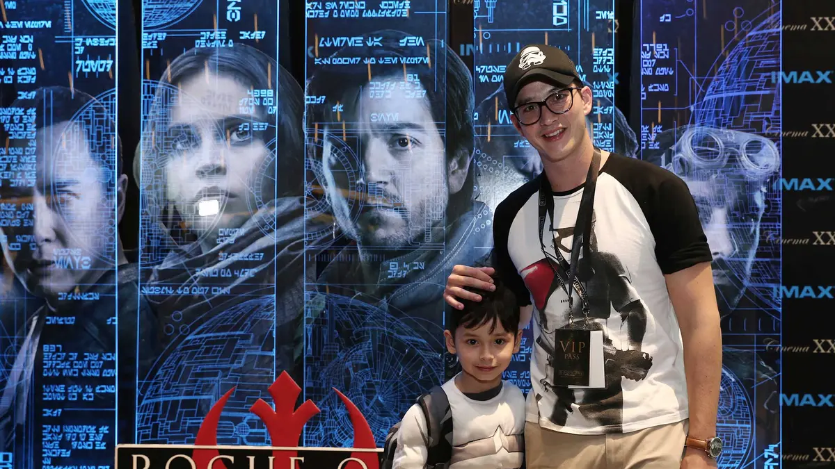 Mike Lewis Mengenang Masa Kecil dengan Ajak Anak Nonton Star Wars ...